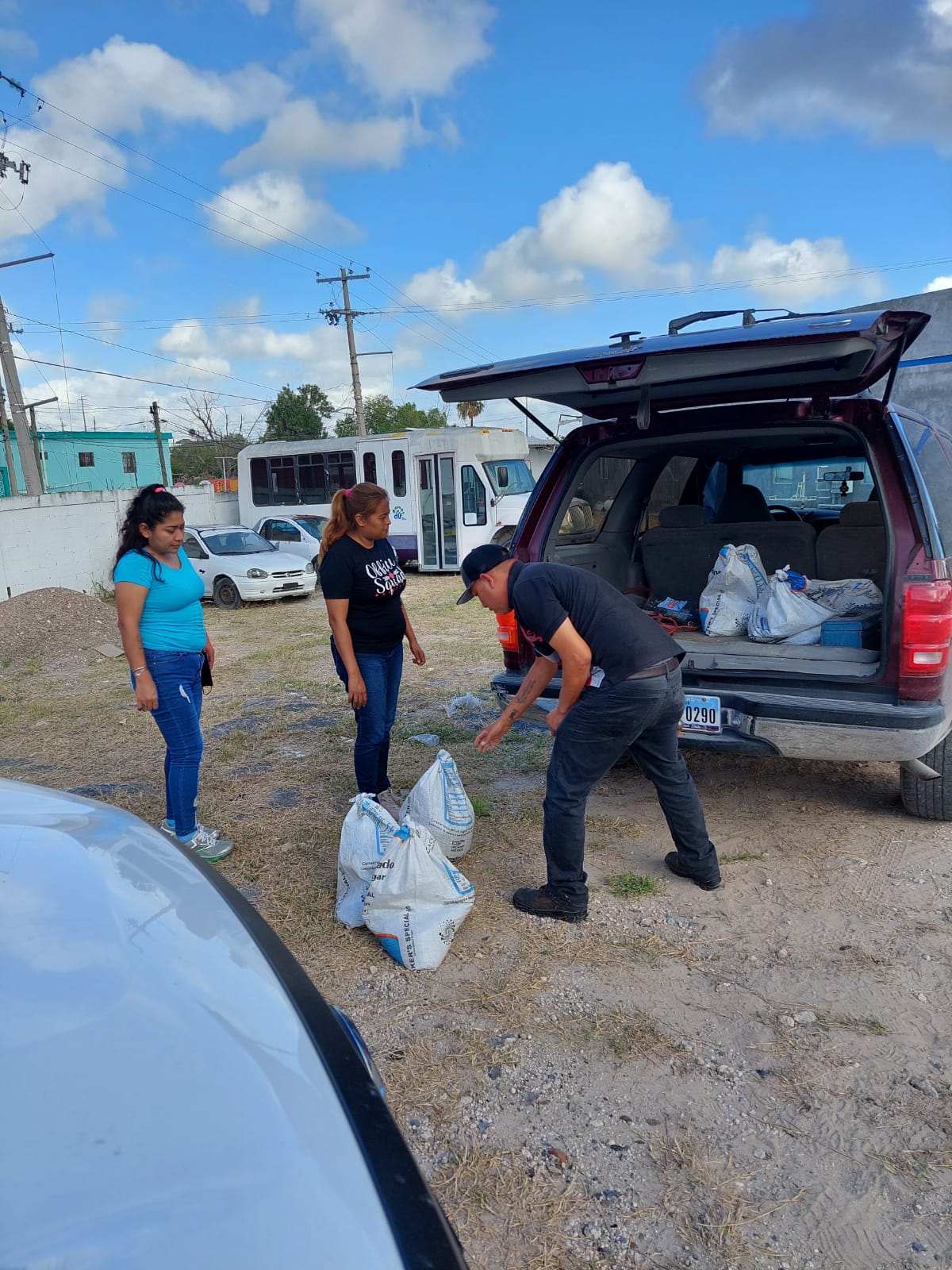 Entrega DIF Reynosa costales de arena a familias – DIF Reynosa 2024 – 2027