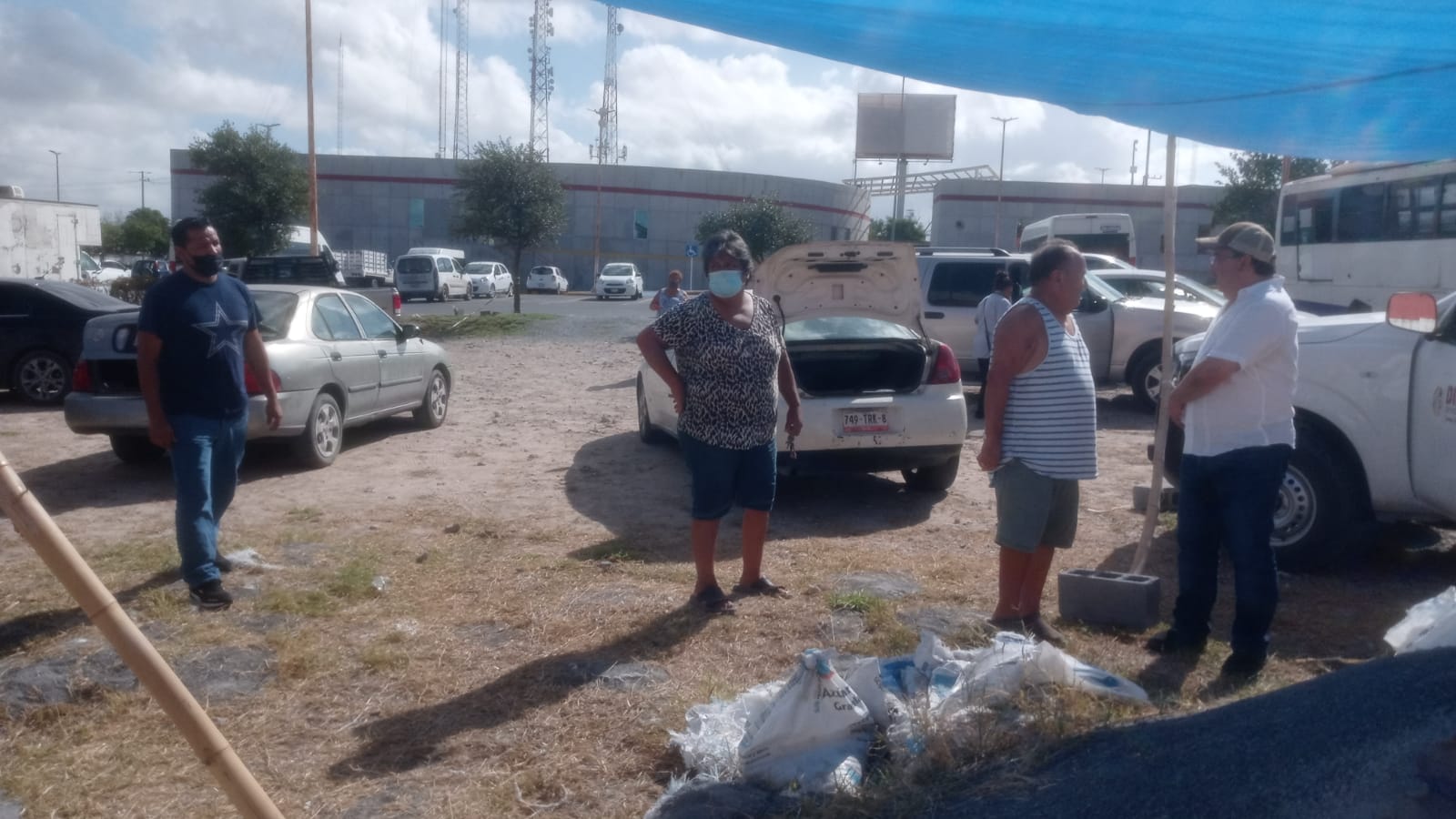 Entrega DIF Reynosa costales de arena a familias – DIF Reynosa 2024 – 2027